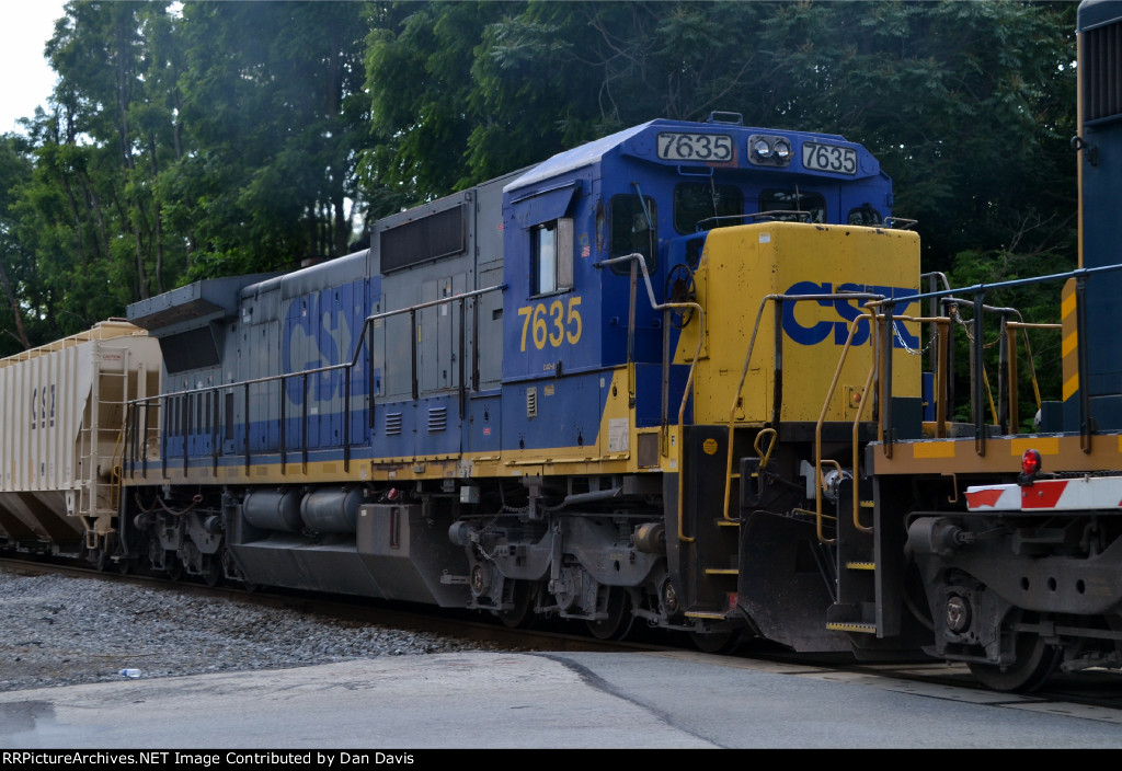 CSX C40-8 7635 in YN2 trails on K531-15